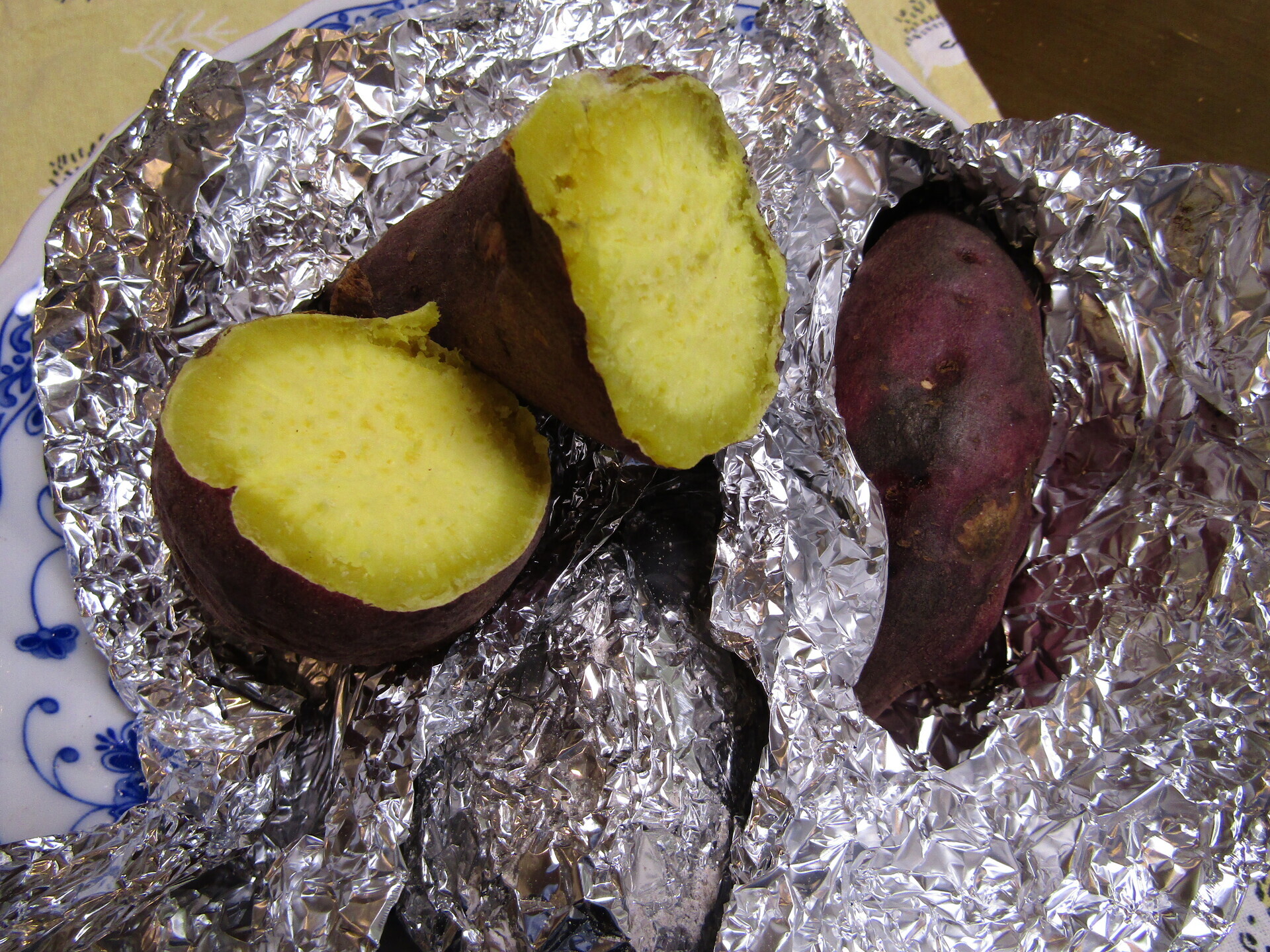 焼き芋を焼く: 里山のキジオ